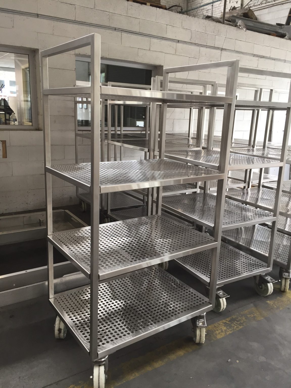 CHARIOT INOX 5 PLATEAUX AMOVIBLES - DM Industries